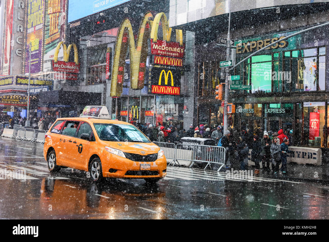 New York, USA. 9th December, 2017. People take advantage of snow in ...