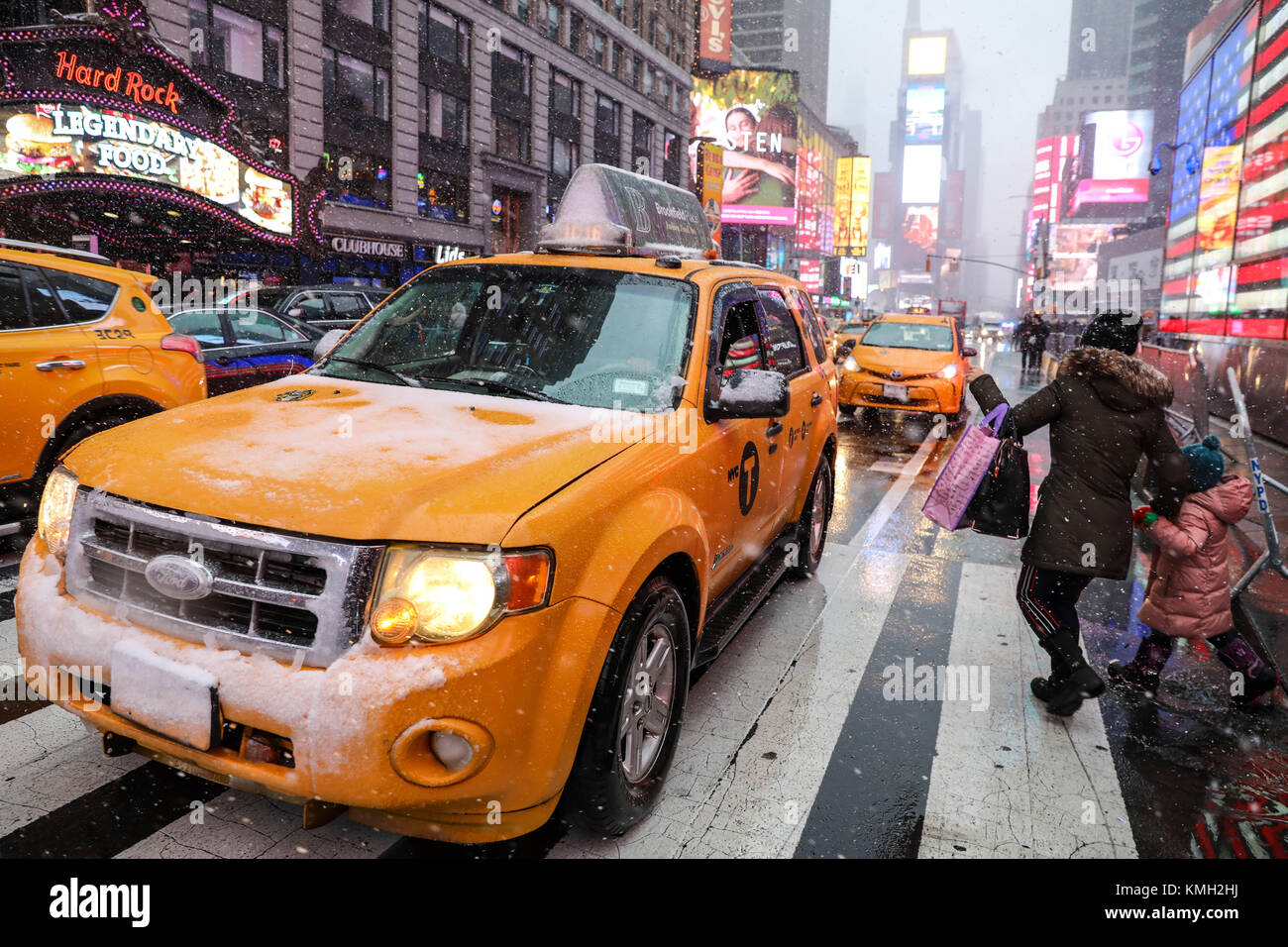 New York, USA. 9th December, 2017. People take advantage of snow in ...