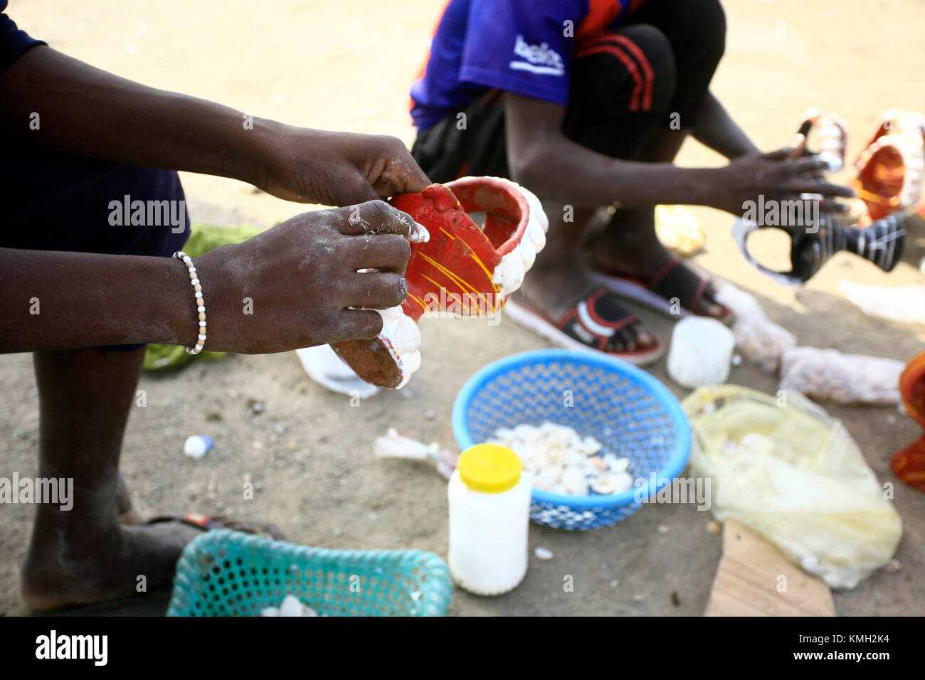 Port Sudan, Sudan. 9th Dec, 2017. Sudanese youths use sea shells to ...