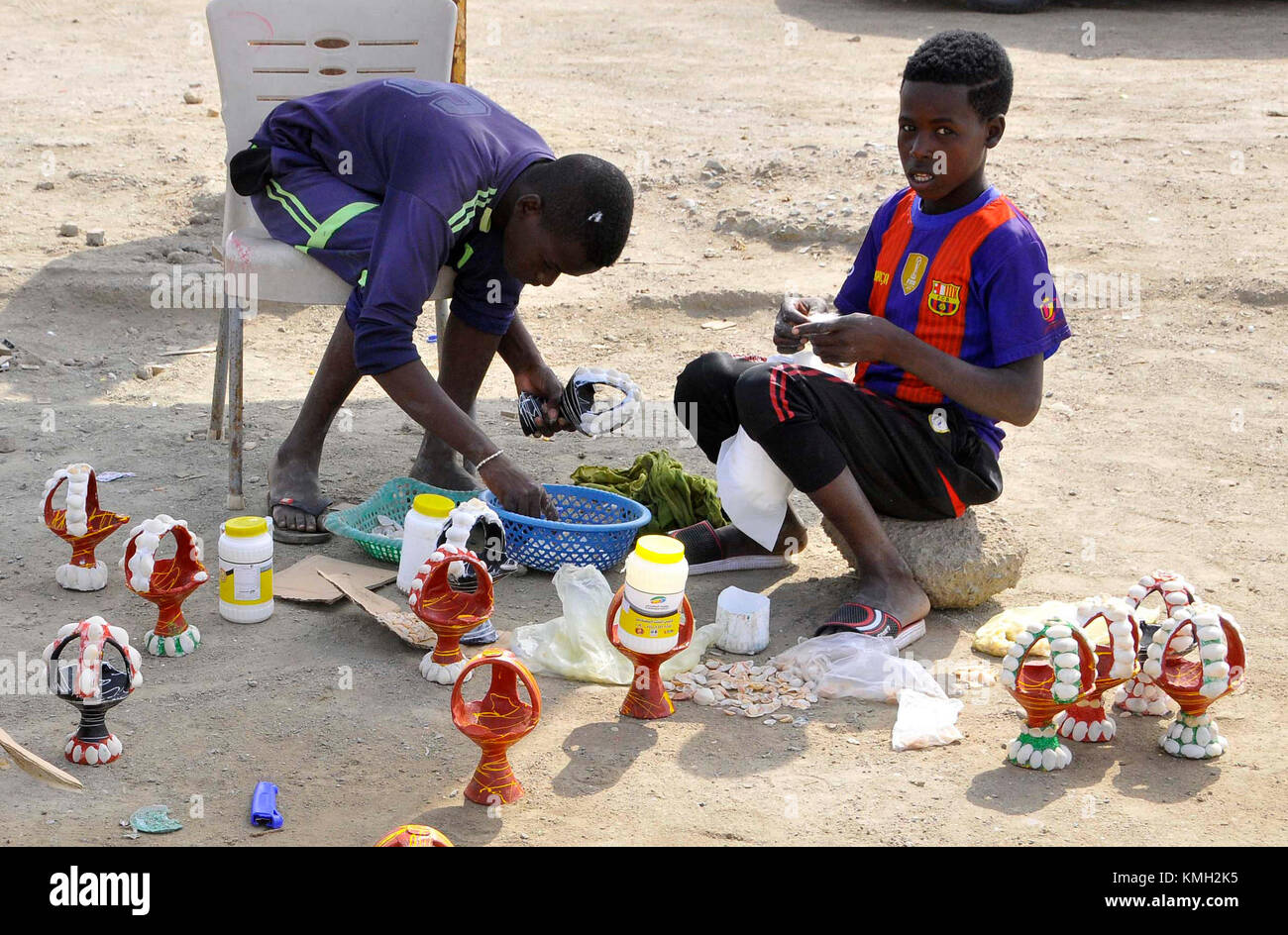 Port Sudan, Sudan. 9th Dec, 2017. Sudanese youths use sea shells to ...