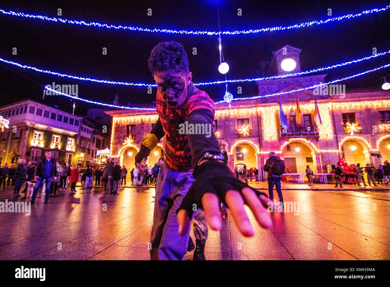 Aviles, Spain. 9th December, 2017. A zombie at the mayor square during ...