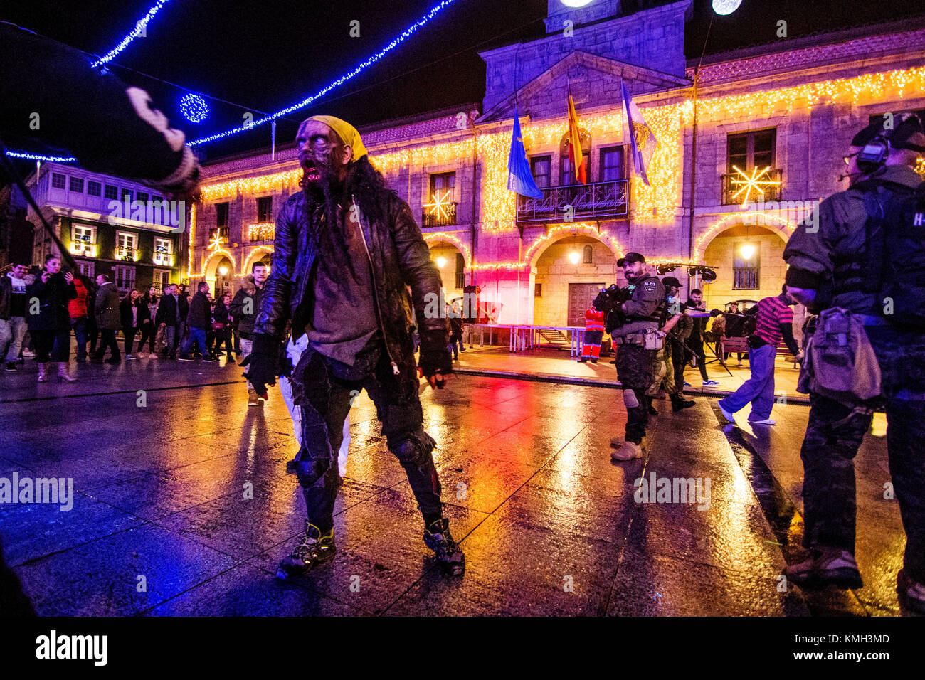 Aviles, Spain. 9th December, 2017. A zombie at the mayor square during ...