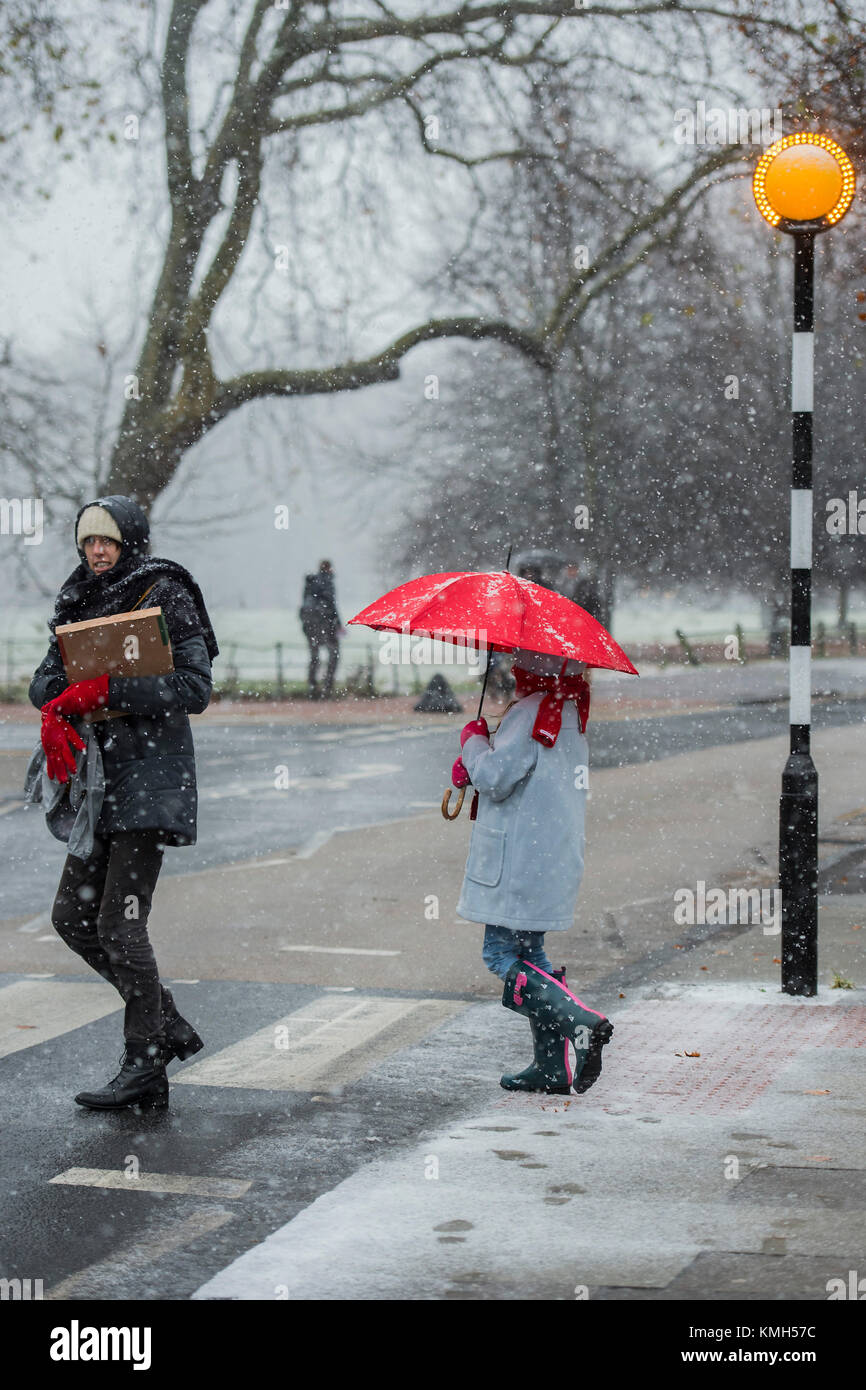 Clapham Common, London. 10th Dec, 2017. Shopping and errands still need ...