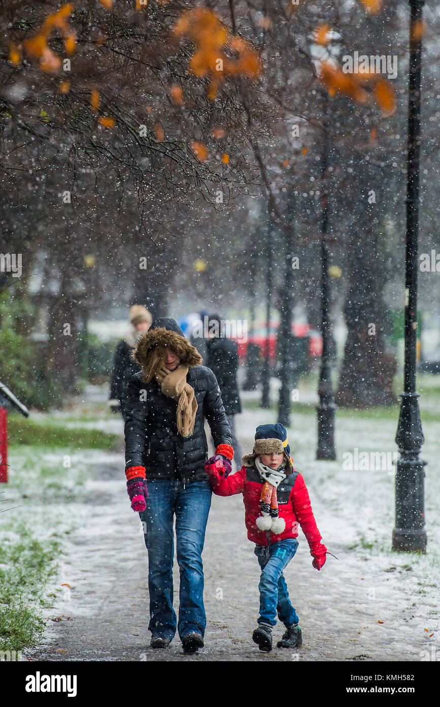 Clapham Common, London. 10th Dec, 2017. The snow begins to fall again ...
