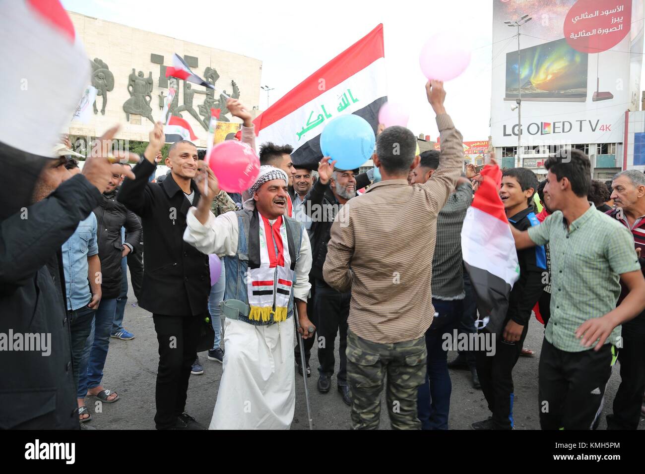 Baghdad, Iraq. 10th Dec, 2017. People celebrate the victory of the war ...
