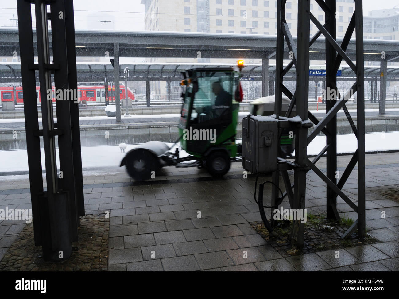 Cleaning trains train railway hi-res stock photography and images - Alamy