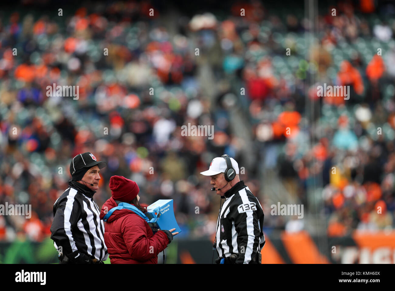 Cincinnati, OH, USA. 10th Dec, 2017. Referee John Parry (132) looks at ...