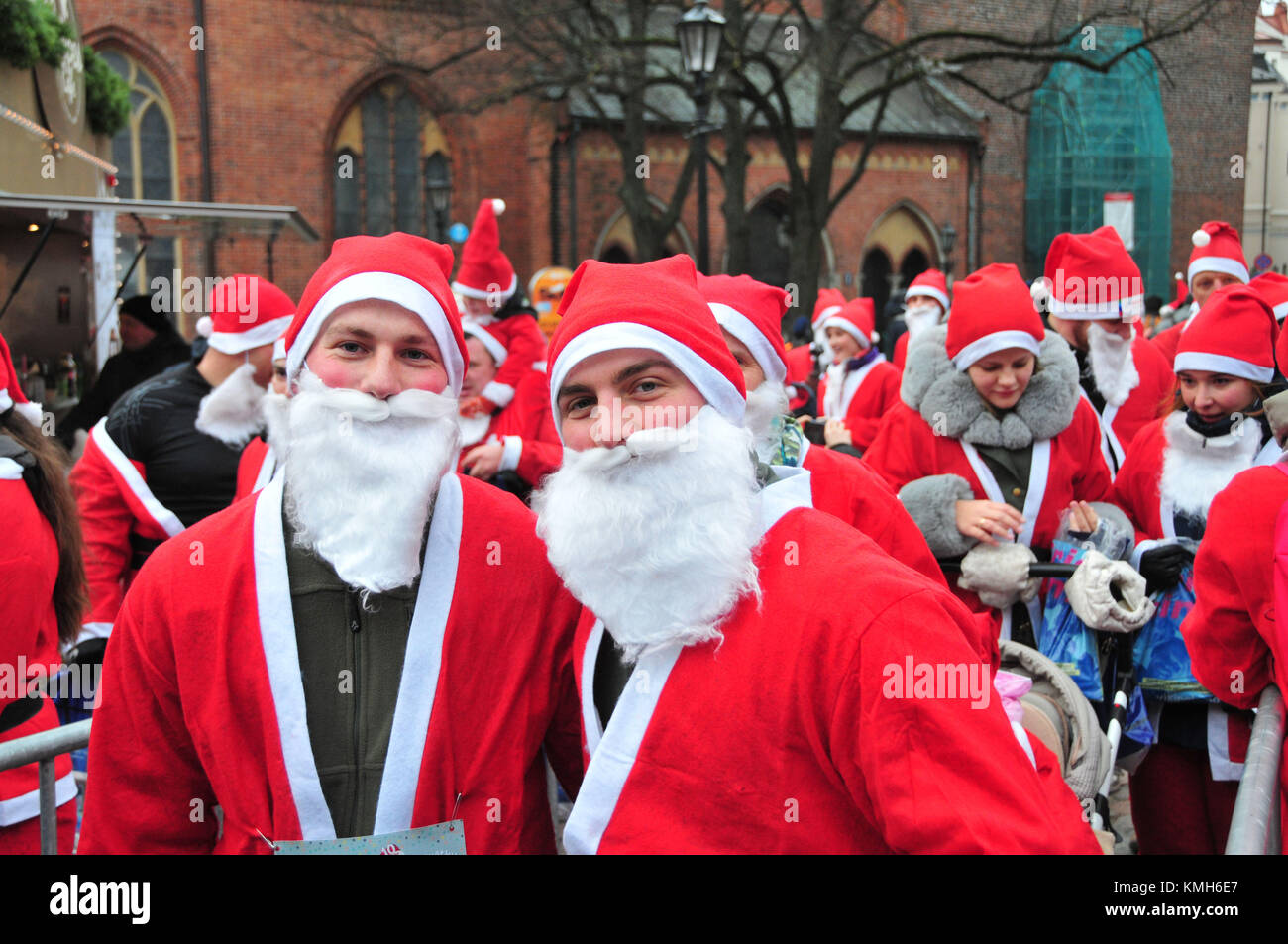 Riga, Latvia. 10th Dec, 2017. Participants dressed in Santa Claus ...