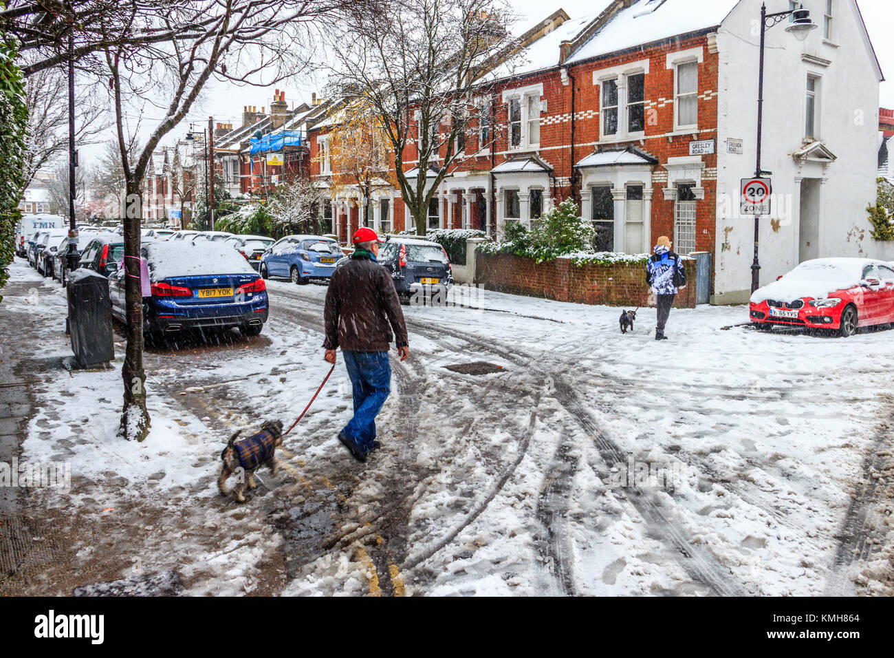 Highgate, London, UK. 10th December 2017. Snow causes travel disruption ...