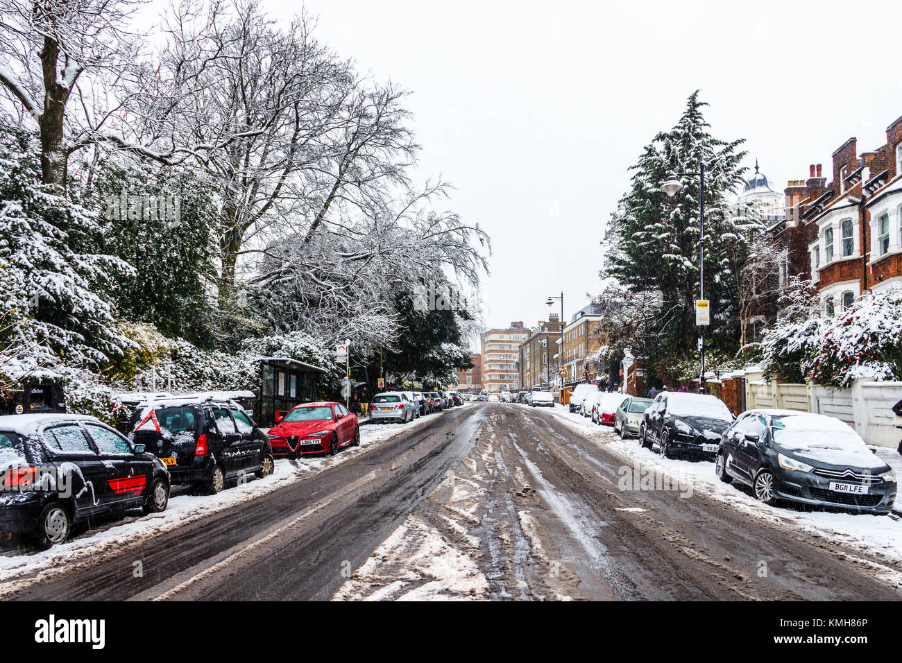Highgate, London, UK. 10th December 2017. Snow causes travel disruption ...