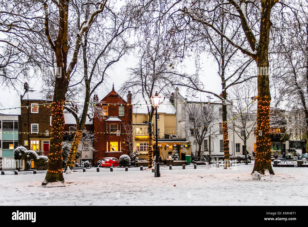 Highgate, London, UK. 10th December 2017. Snow causes travel disruption ...