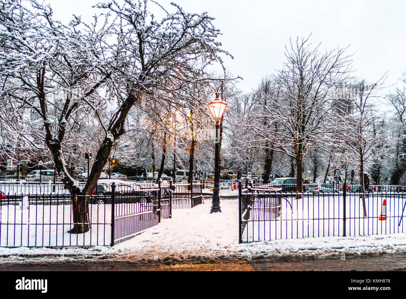 London streetlamp snow hi-res stock photography and images - Alamy