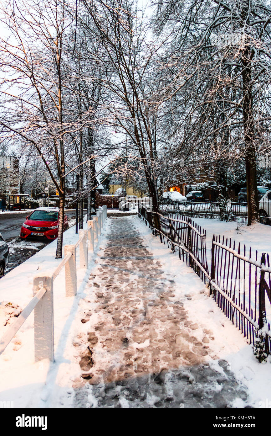 Highgate, London, UK. 10th December 2017. Snow causes travel disruption ...