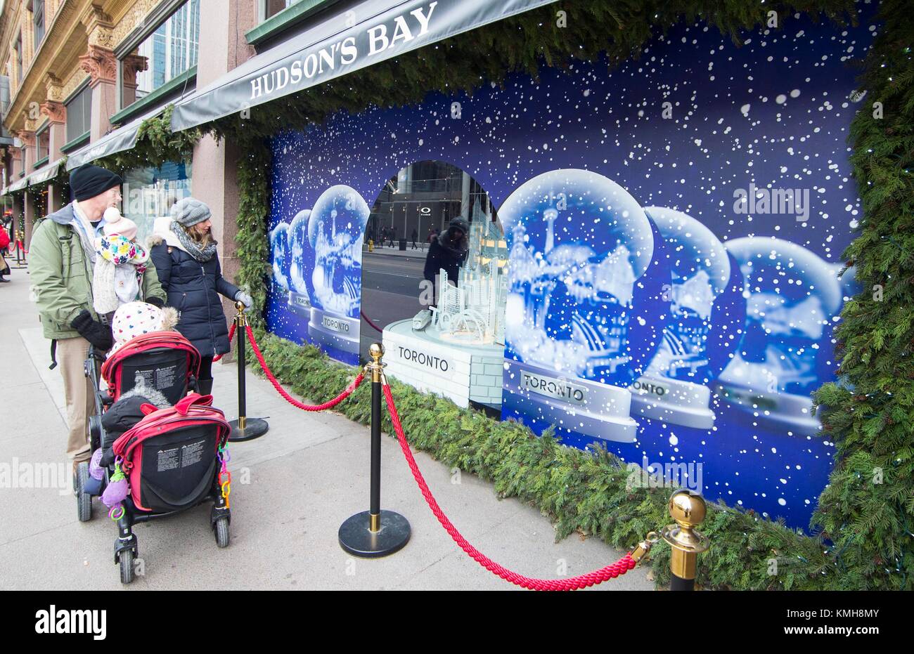 Animated window displays hi-res stock photography and images - Alamy