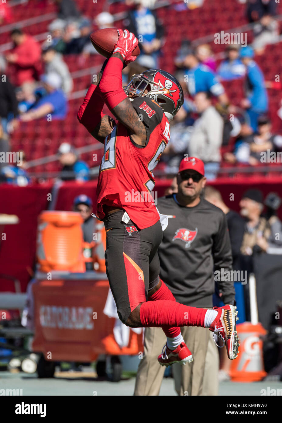 December 10, 2017 - Tampa Bay Buccaneers middle linebacker Kwon ...