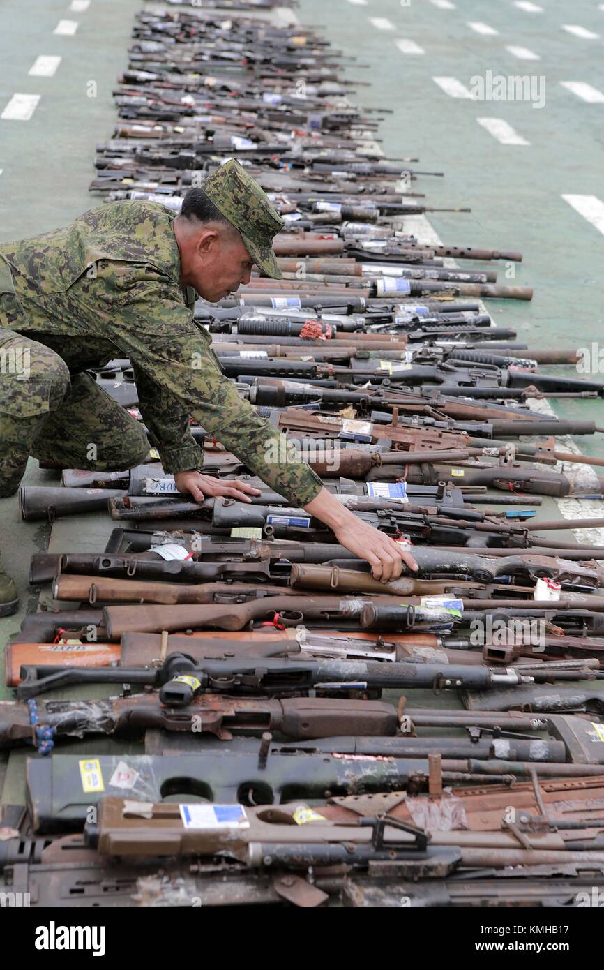 Taguig City, Philippines. 13th Dec, 2017. A soldier arranges the ...