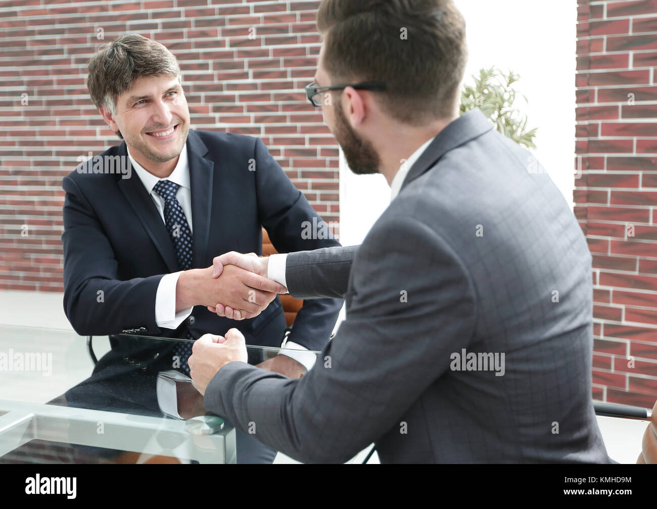 greeting handshake of colleagues at the desk Stock Photo - Alamy