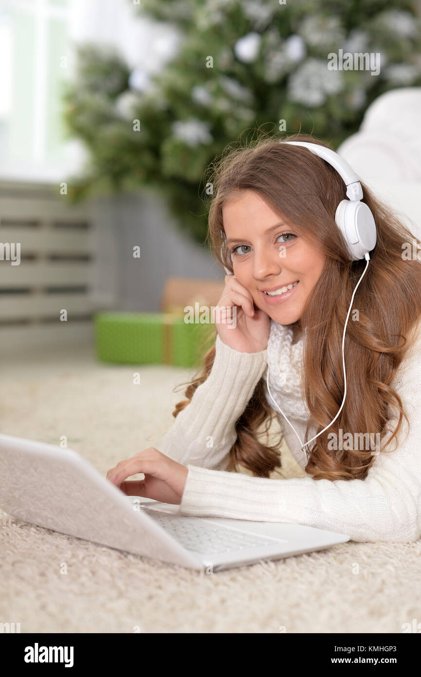Teenage girl with laptop Stock Photo - Alamy