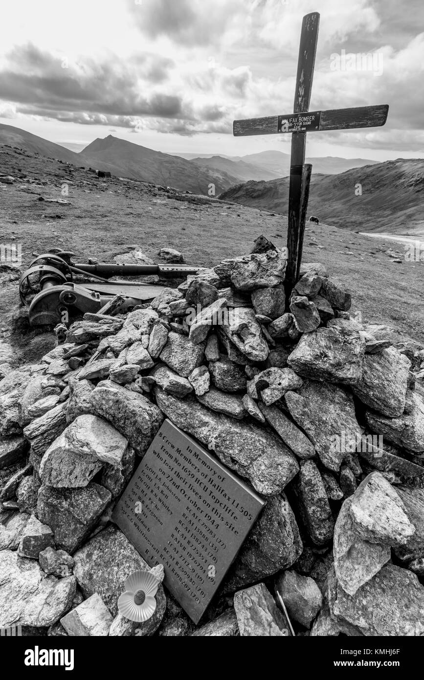 Rcaf halifax bomber hi-res stock photography and images - Alamy