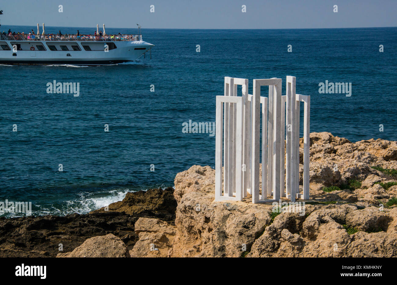 Infinity sculpture hi-res stock photography and images - Alamy