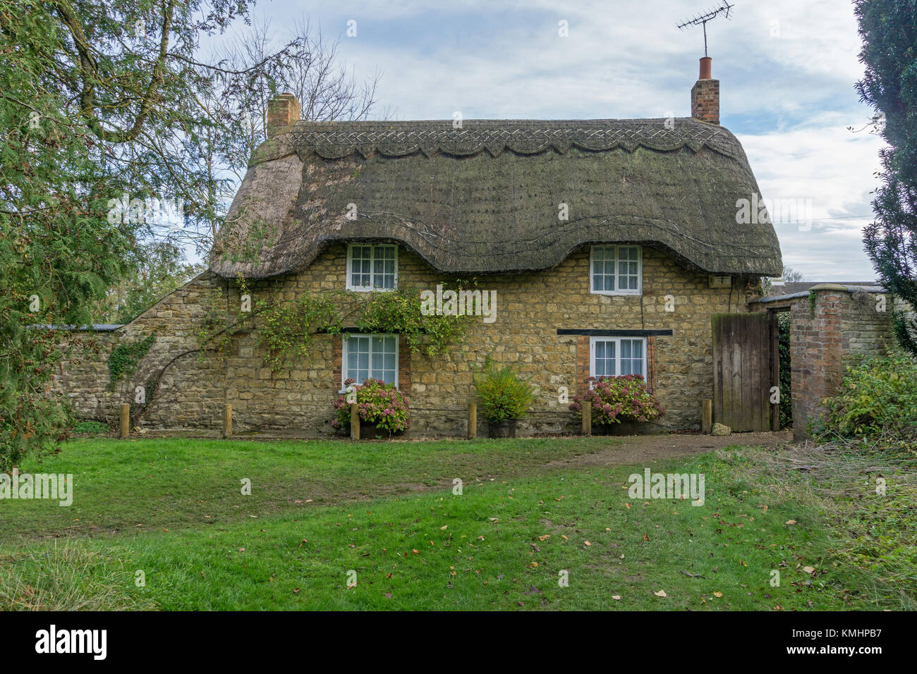 Detached cottage hi-res stock photography and images - Alamy