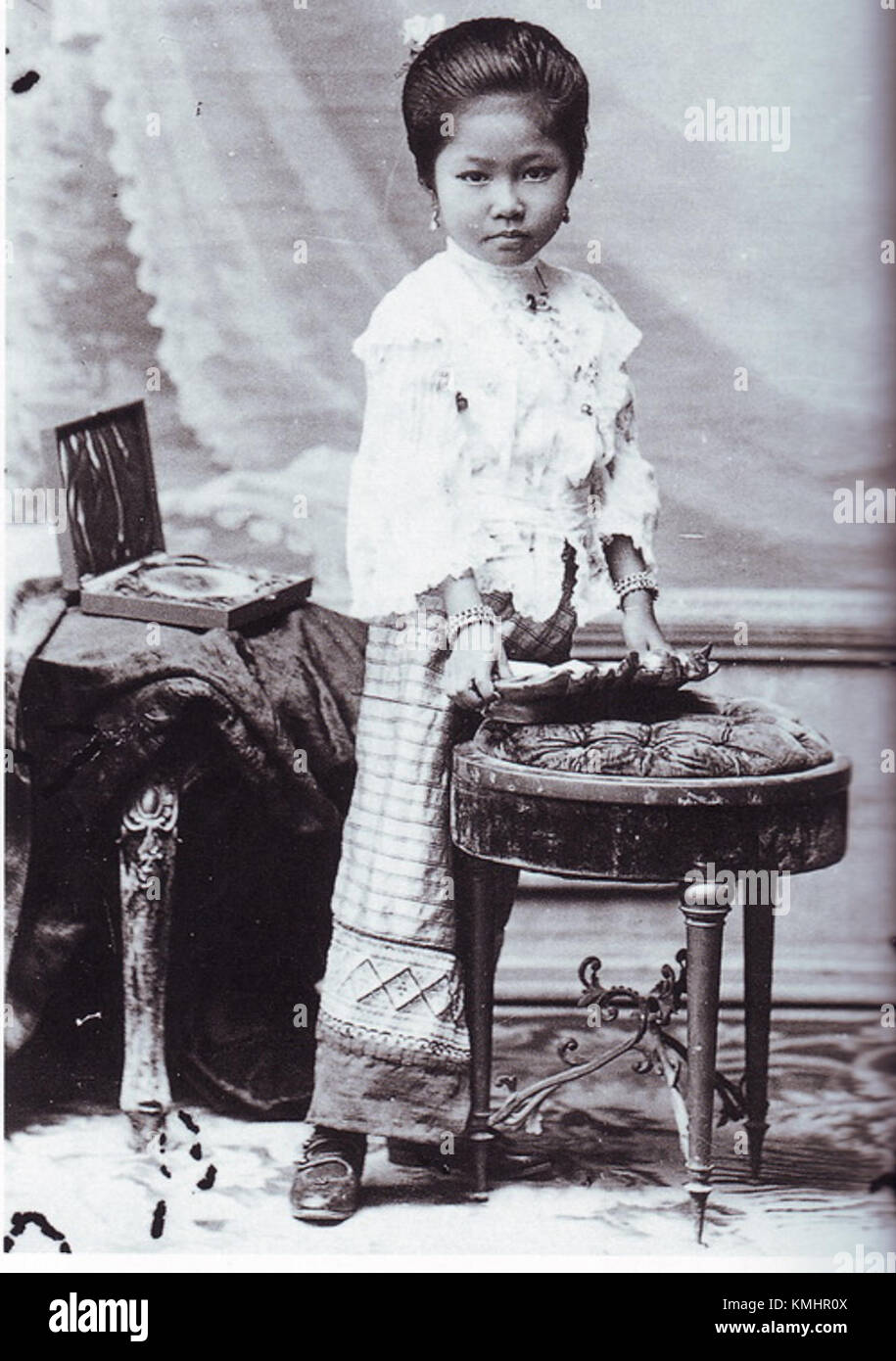 Southeast asian royalty hi-res stock photography and images - Alamy