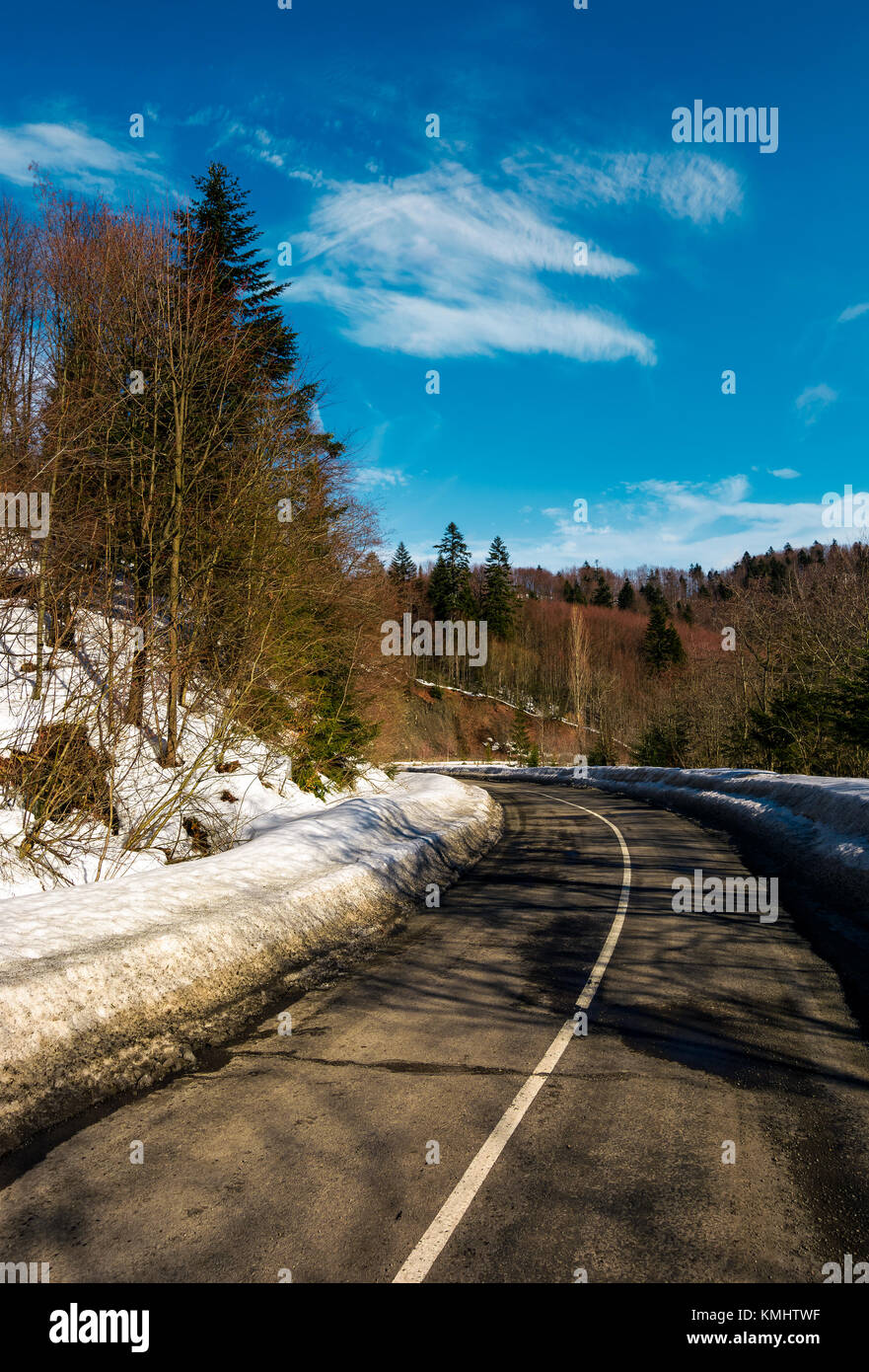 Snow on roadside hi-res stock photography and images - Alamy