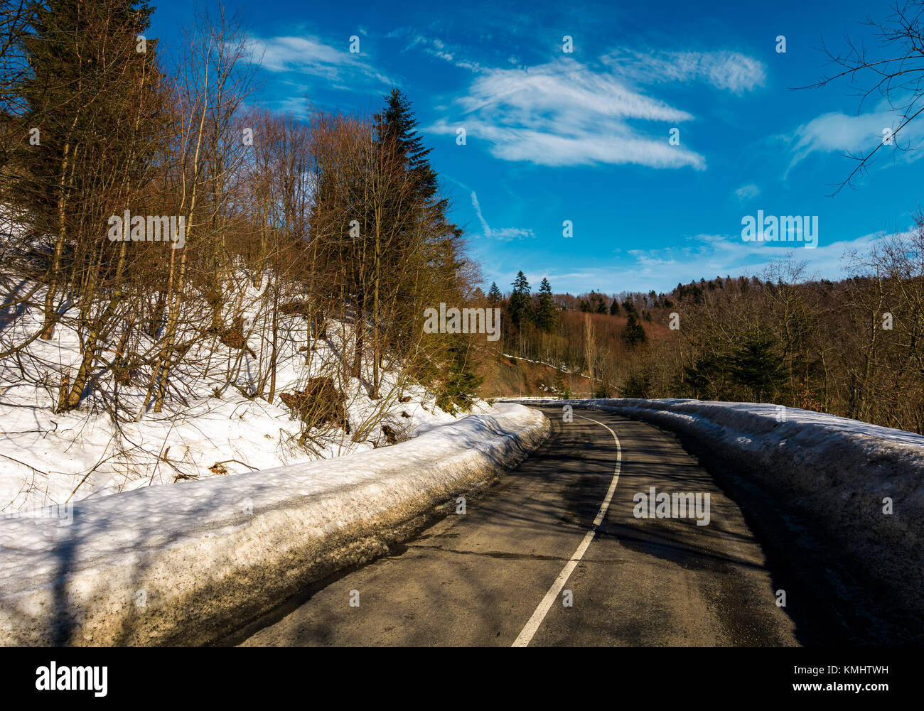 Snow on roadside hi-res stock photography and images - Alamy
