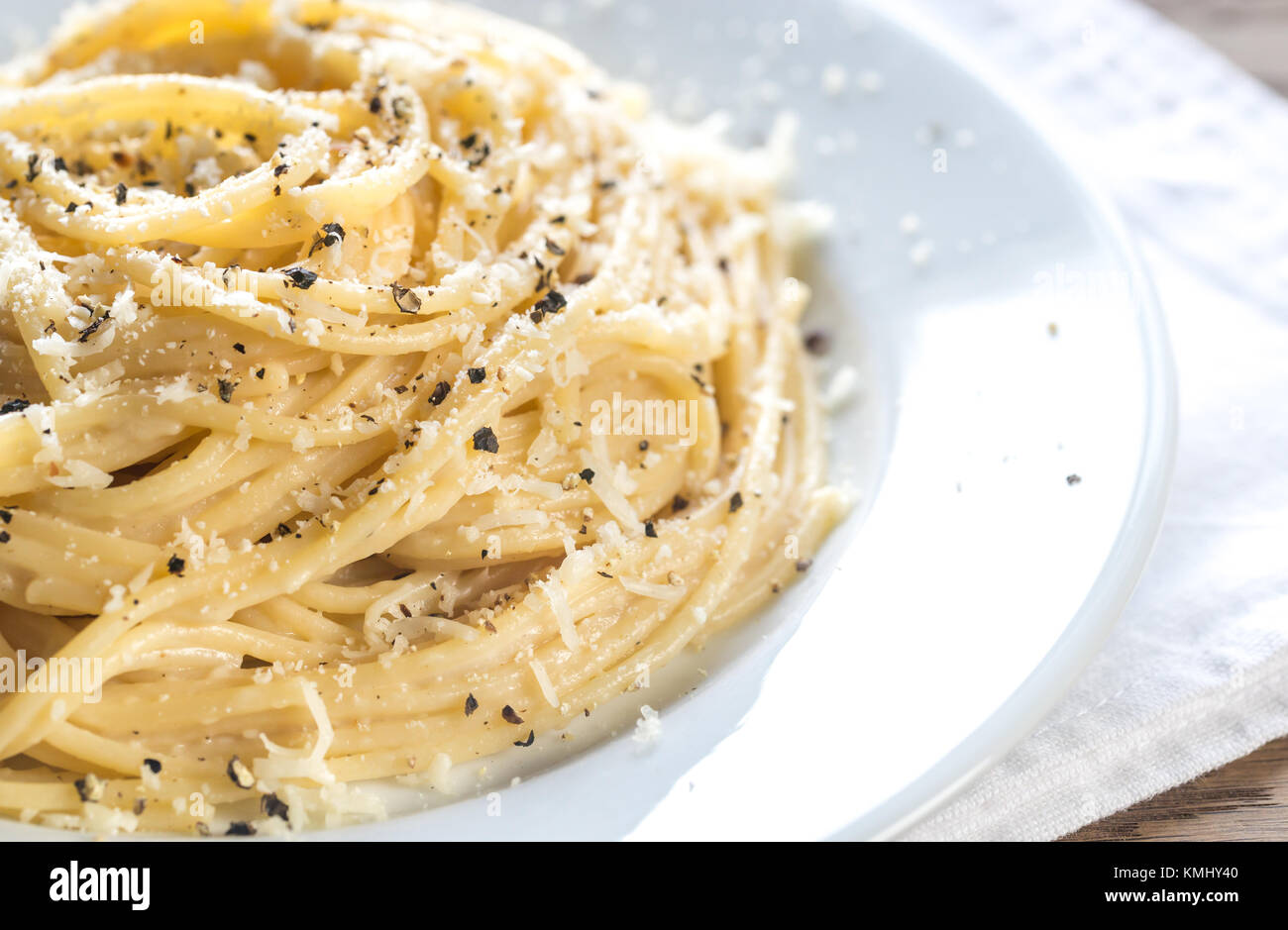 Cacio e Pepe - spaghetti with cheese and pepper Stock Photo - Alamy