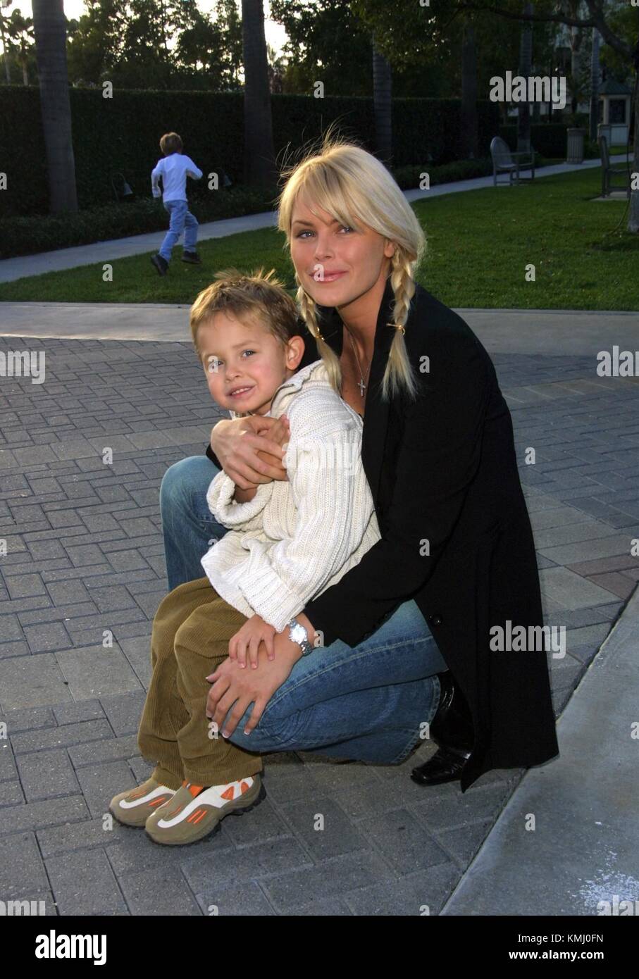 9 December 2001 RTSlocomb / MediaPunch Gena Lee Nolin and son ...