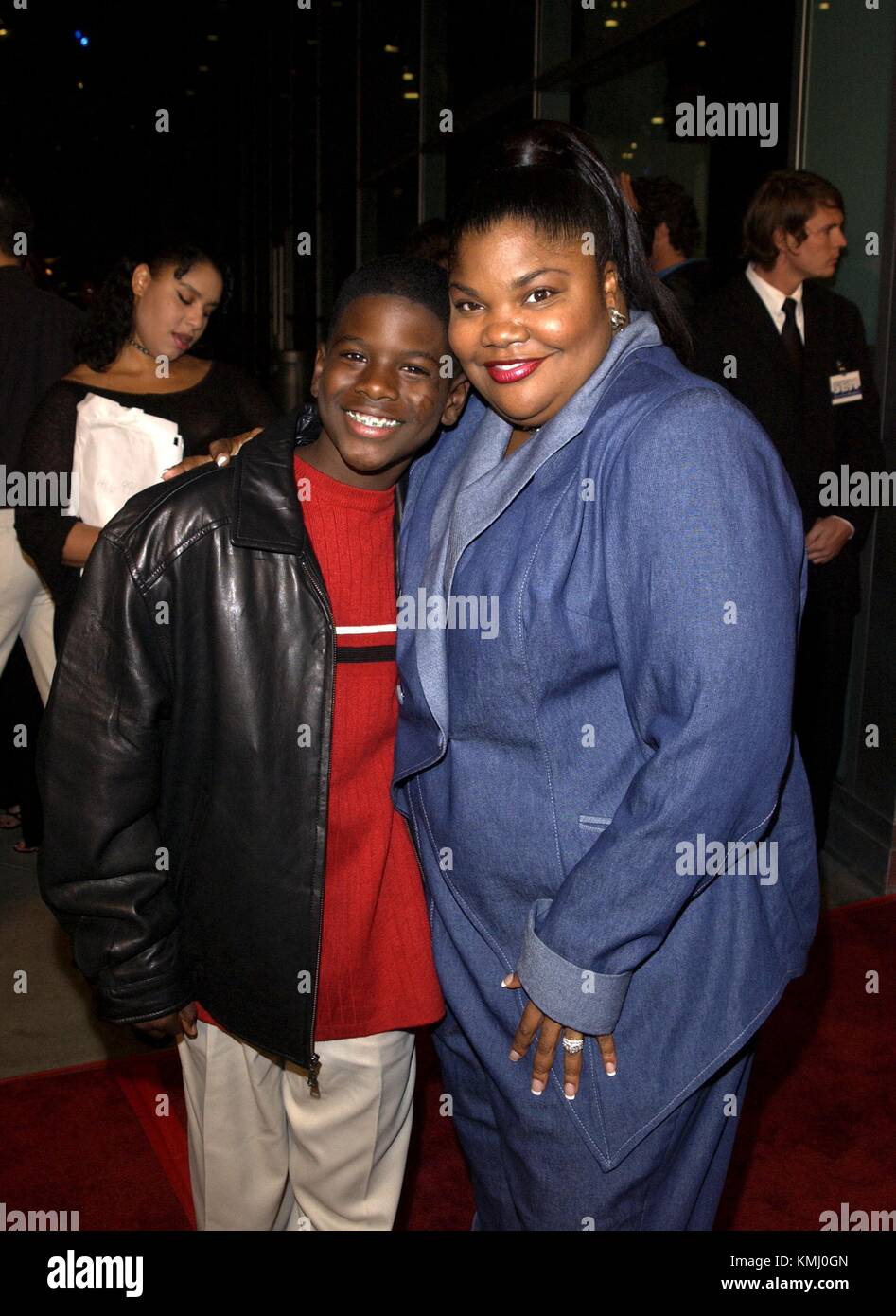 23 October 2002 RTSlocomb / MediaPunch Mo'Nique & son Shalon arriving "I Spy" premiere Cinerama ...
