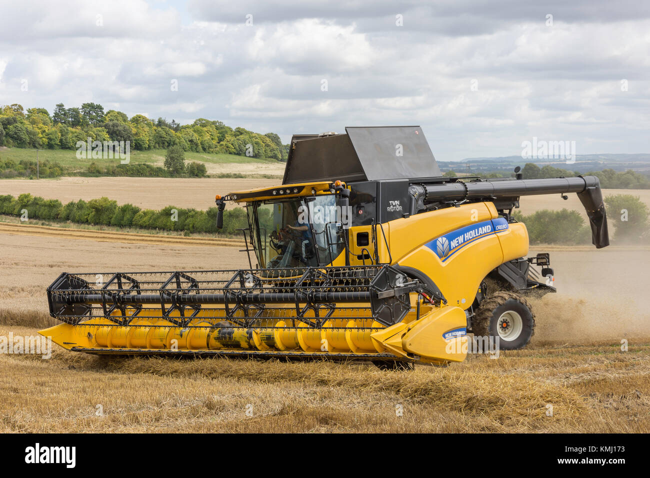 New Holland Twin Rotor Combine Harvester harvesting wheat near Didcot ...