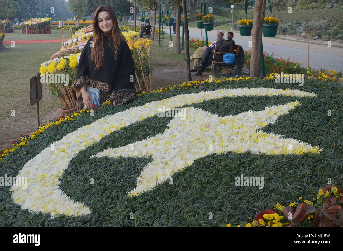Lahore, Pakistan. 08th Dec, 2017. Pakistani people keenly take interest ...