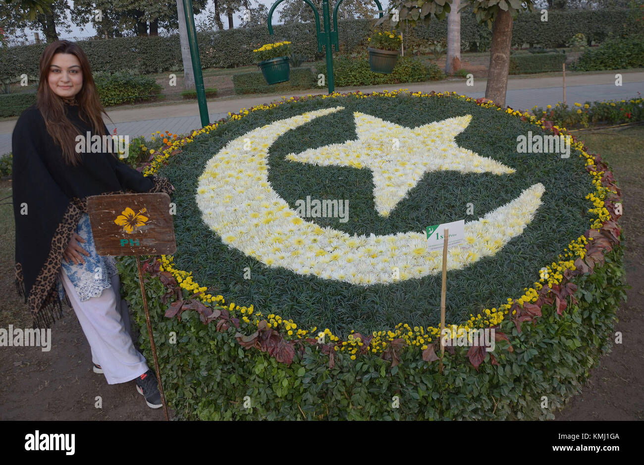 Lahore, Pakistan. 08th Dec, 2017. Pakistani people keenly take interest ...