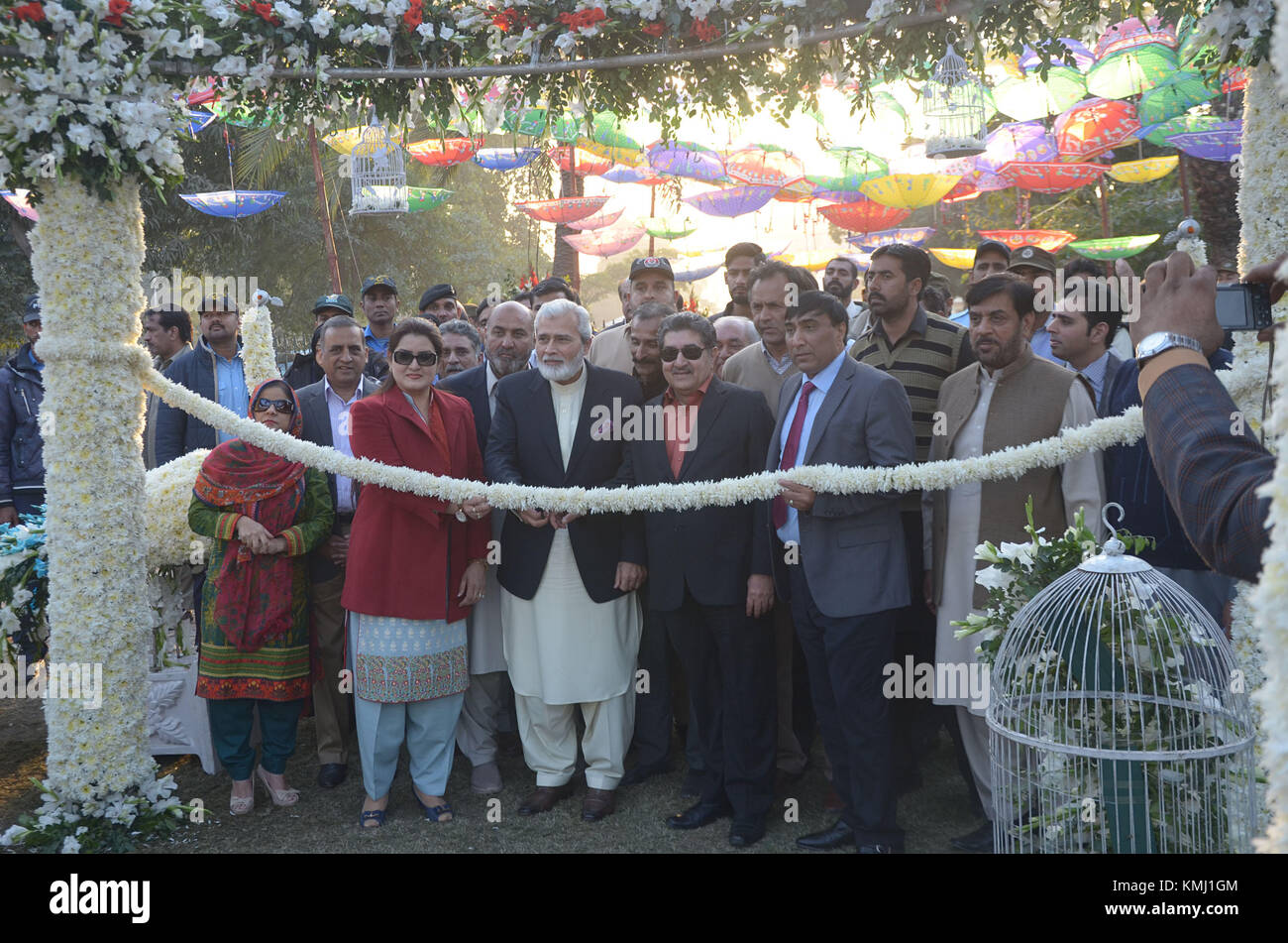 Lahore, Pakistan. 08th Dec, 2017. Pakistani people keenly take interest ...