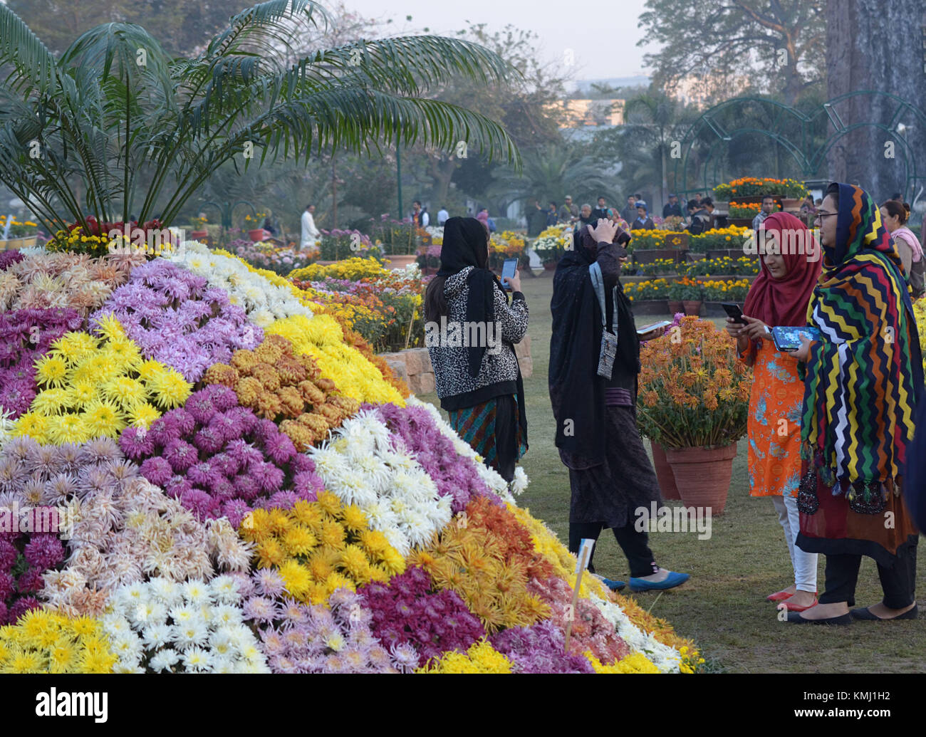 Lahore, Pakistan. 08th Dec, 2017. Pakistani people keenly take interest ...