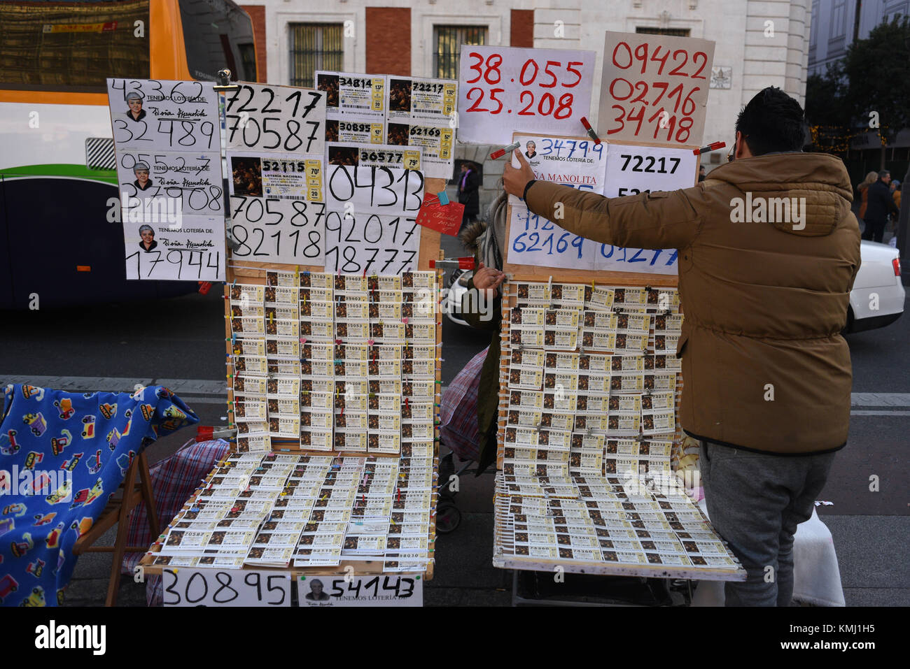 Madrid, Spain. 07th Dec, 2017. A vendor of 'El Gordo' lottery tickets ...