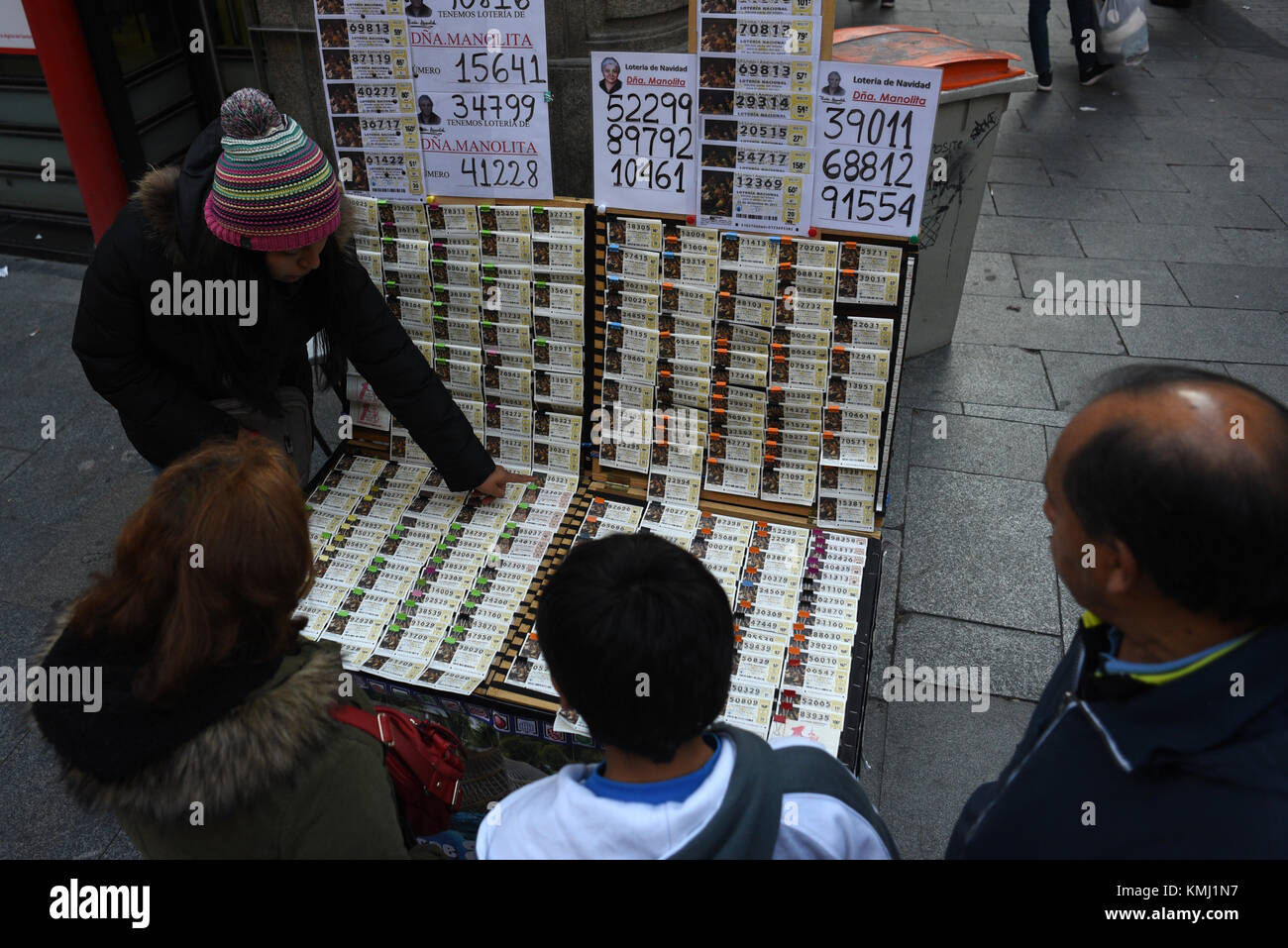 Madrid, Spain. 07th Dec, 2017. A vendor of 'El Gordo' lottery tickets ...