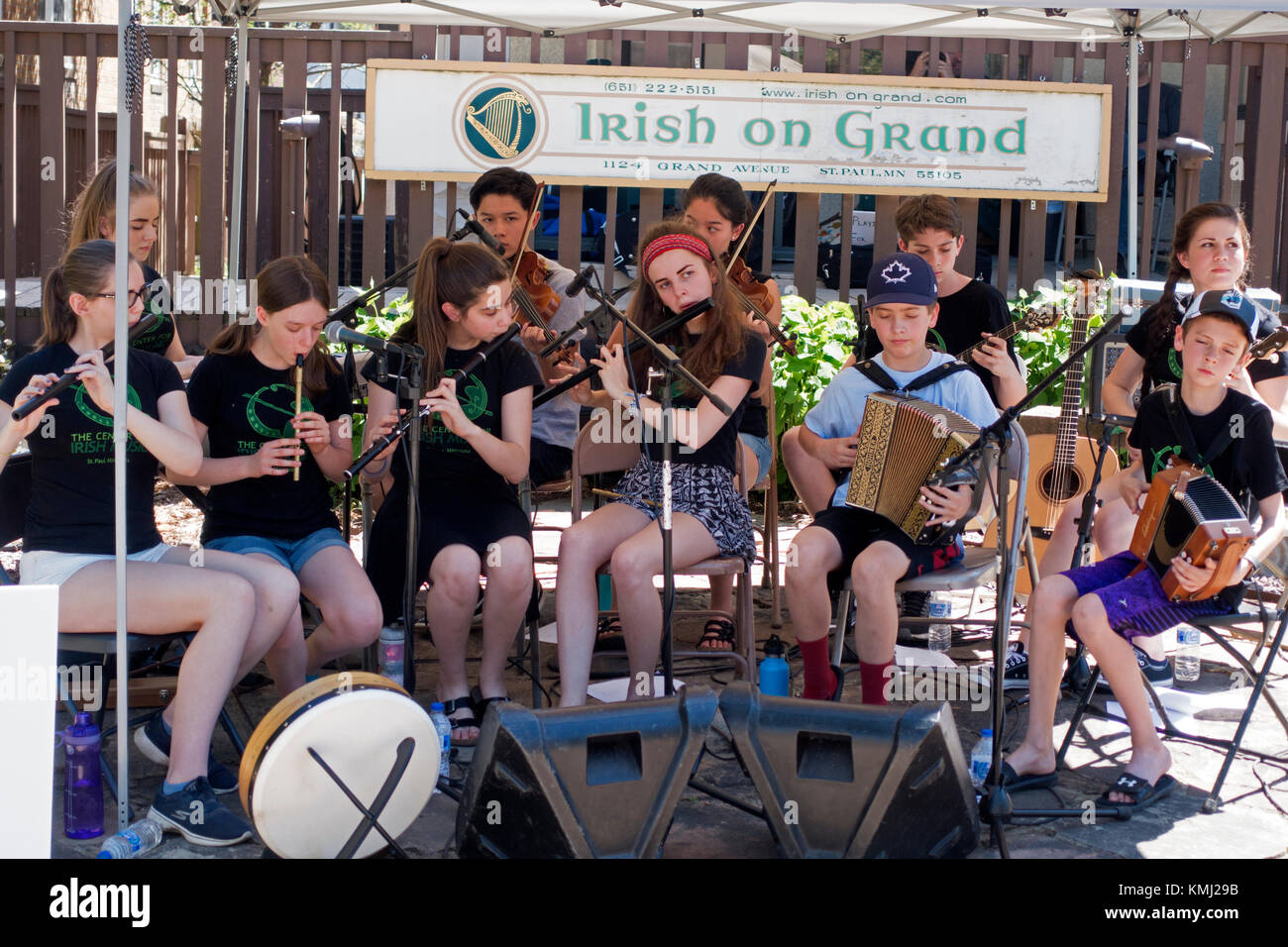 Kids playing instruments hi-res stock photography and images - Alamy