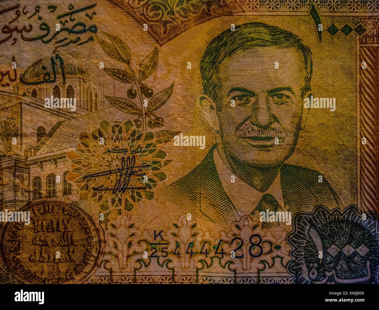 Syrian banknote showing portrait of Hafez al-Assad Stock Photo - Alamy