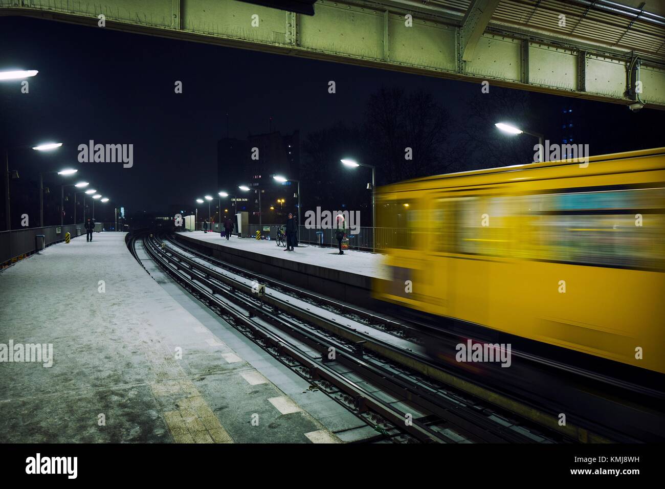 Train waiting in platform hi-res stock photography and images - Alamy