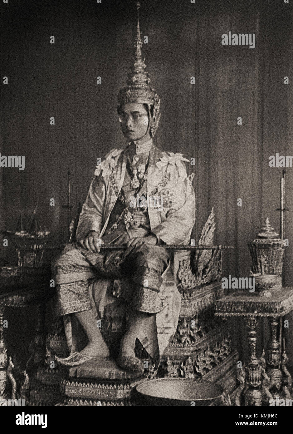 Rama IX on his Throne Stock Photo - Alamy