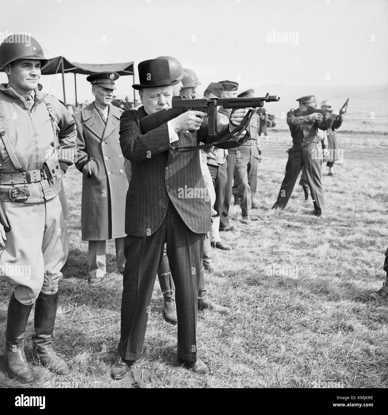 Churchill and gun hi-res stock photography and images - Alamy