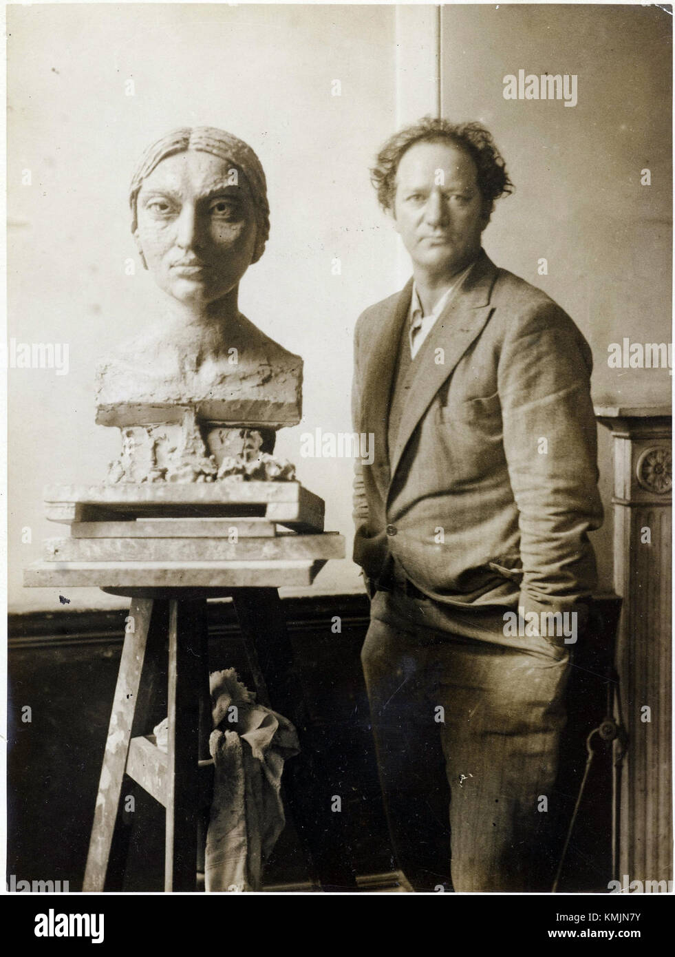 Jacob Epstein with Sunita bust c. 1926 Stock Photo - Alamy