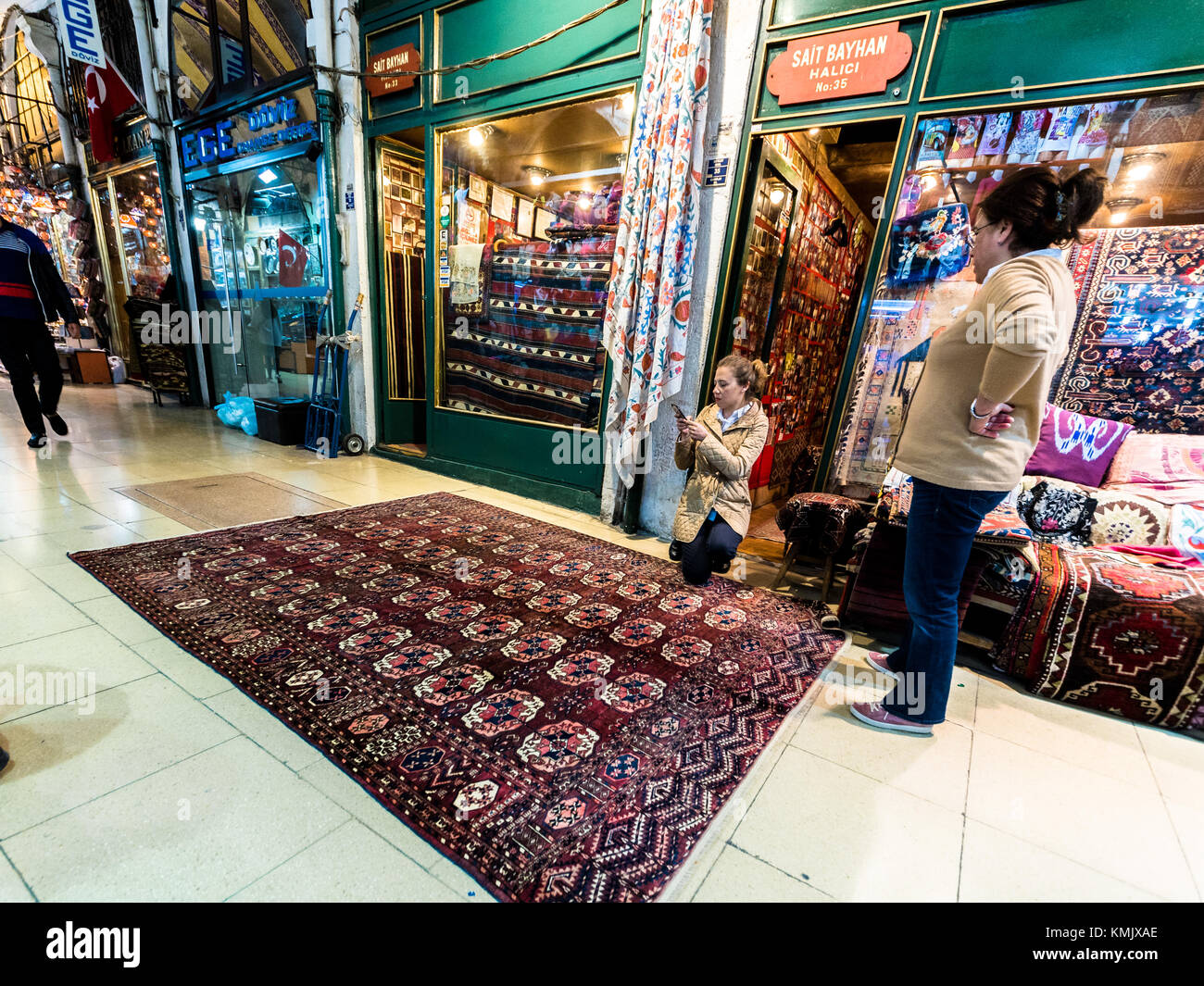 Turkish rugs in the grand bazaar hi-res stock photography and images ...