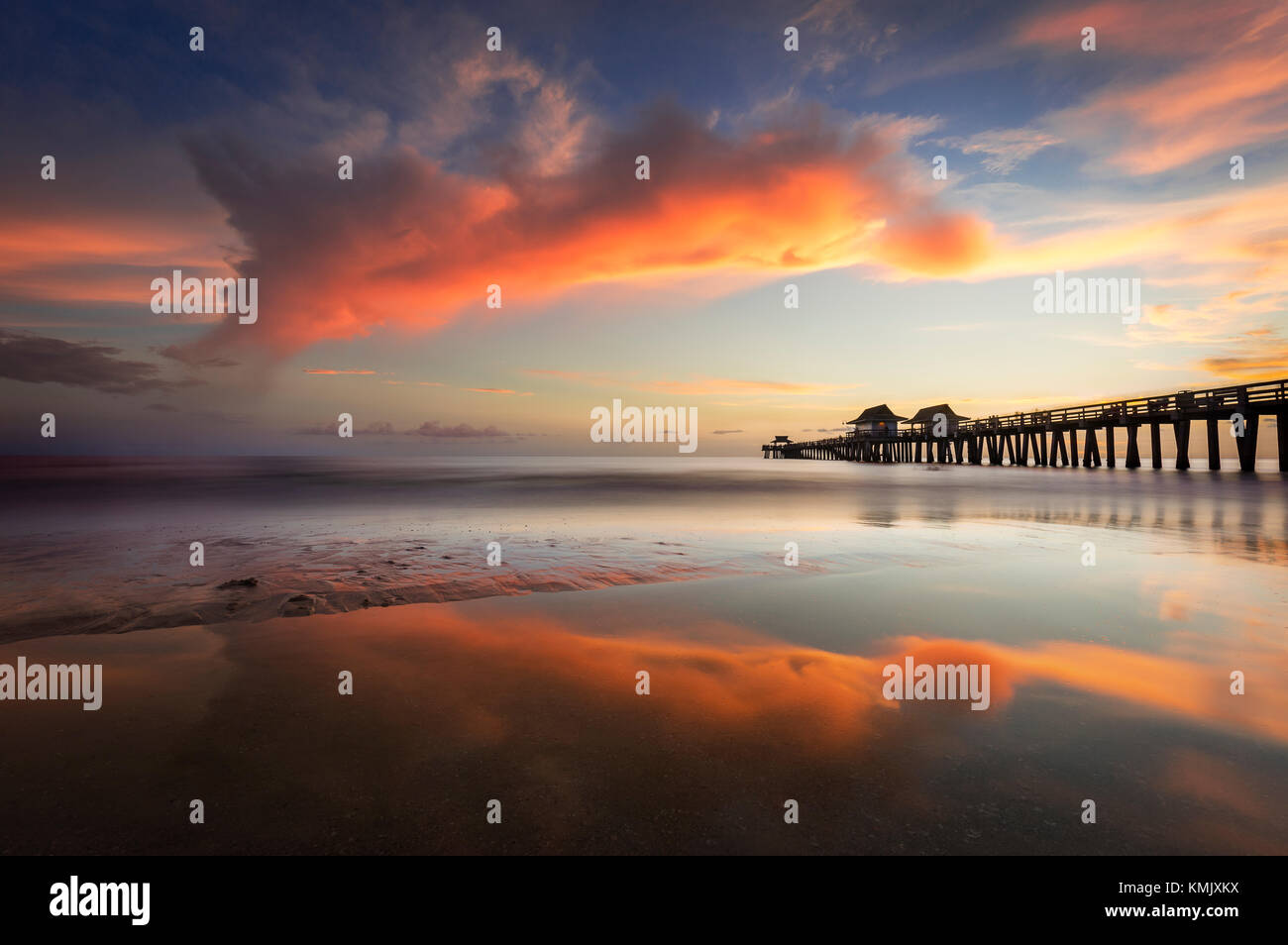 Naples pier beach hi-res stock photography and images - Alamy