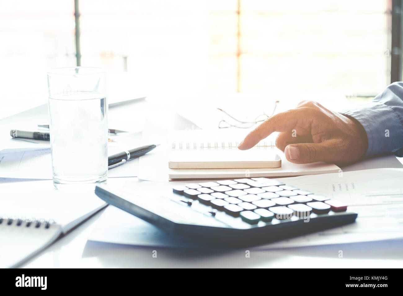 Man accounting hi-res stock photography and images - Alamy