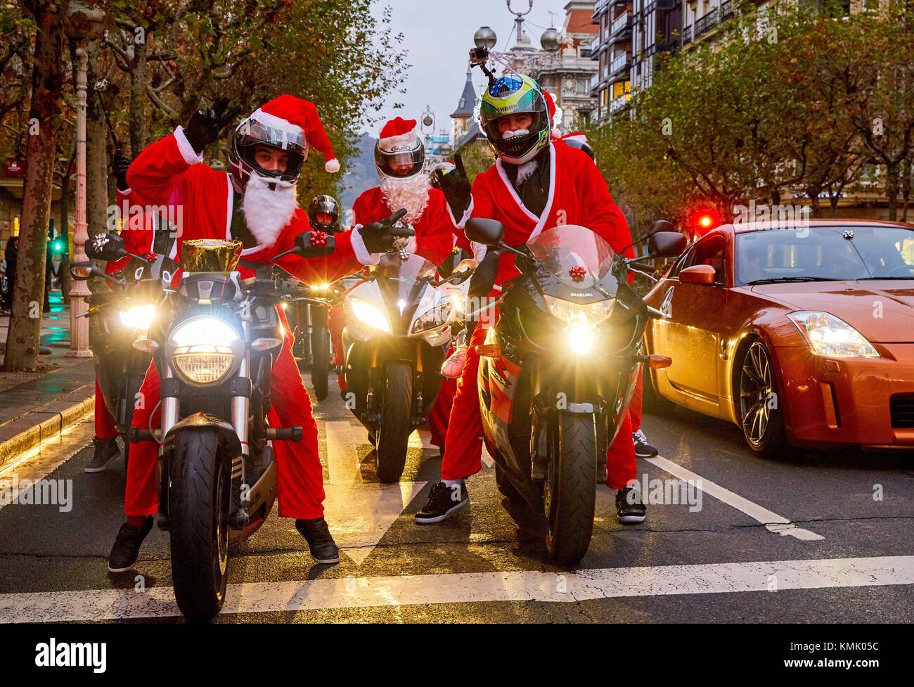 People dressed as santa claus hi-res stock photography and images - Alamy