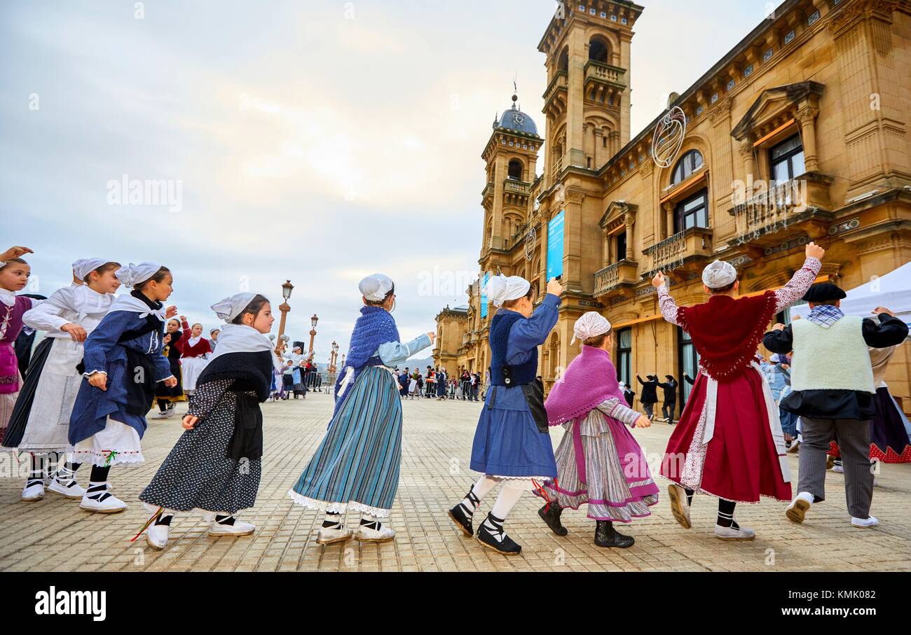 Regional dancing costumes hi-res stock photography and images - Alamy