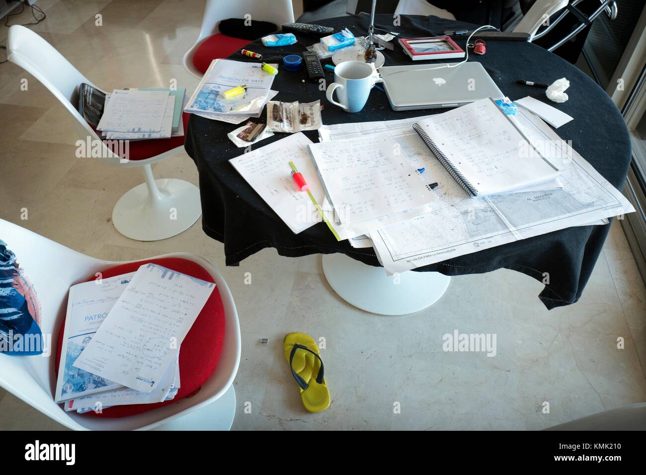 Very messy desk hi-res stock photography and images - Alamy